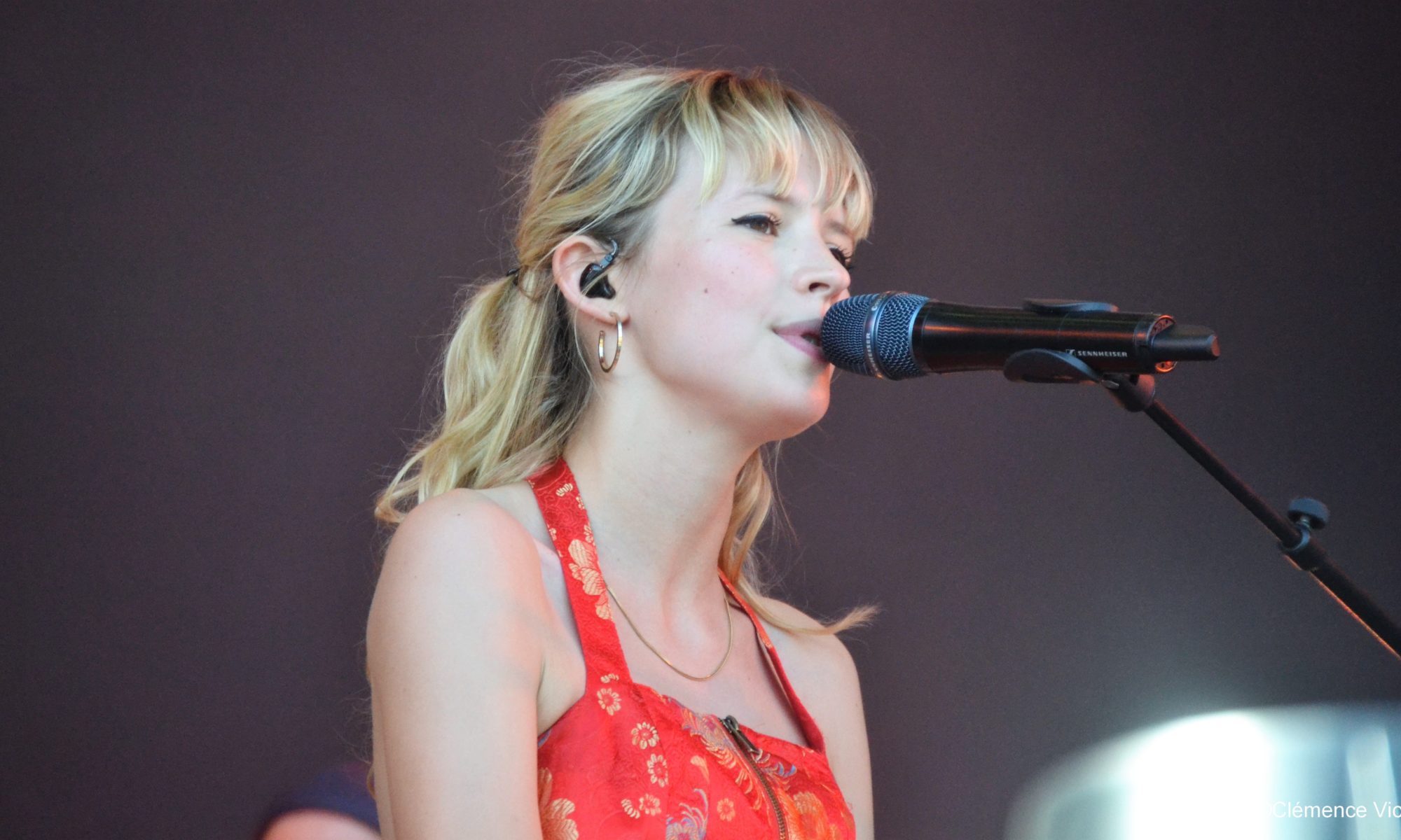 Angèle illumine les studios berlinois de Colors avec le live de "Ta ...