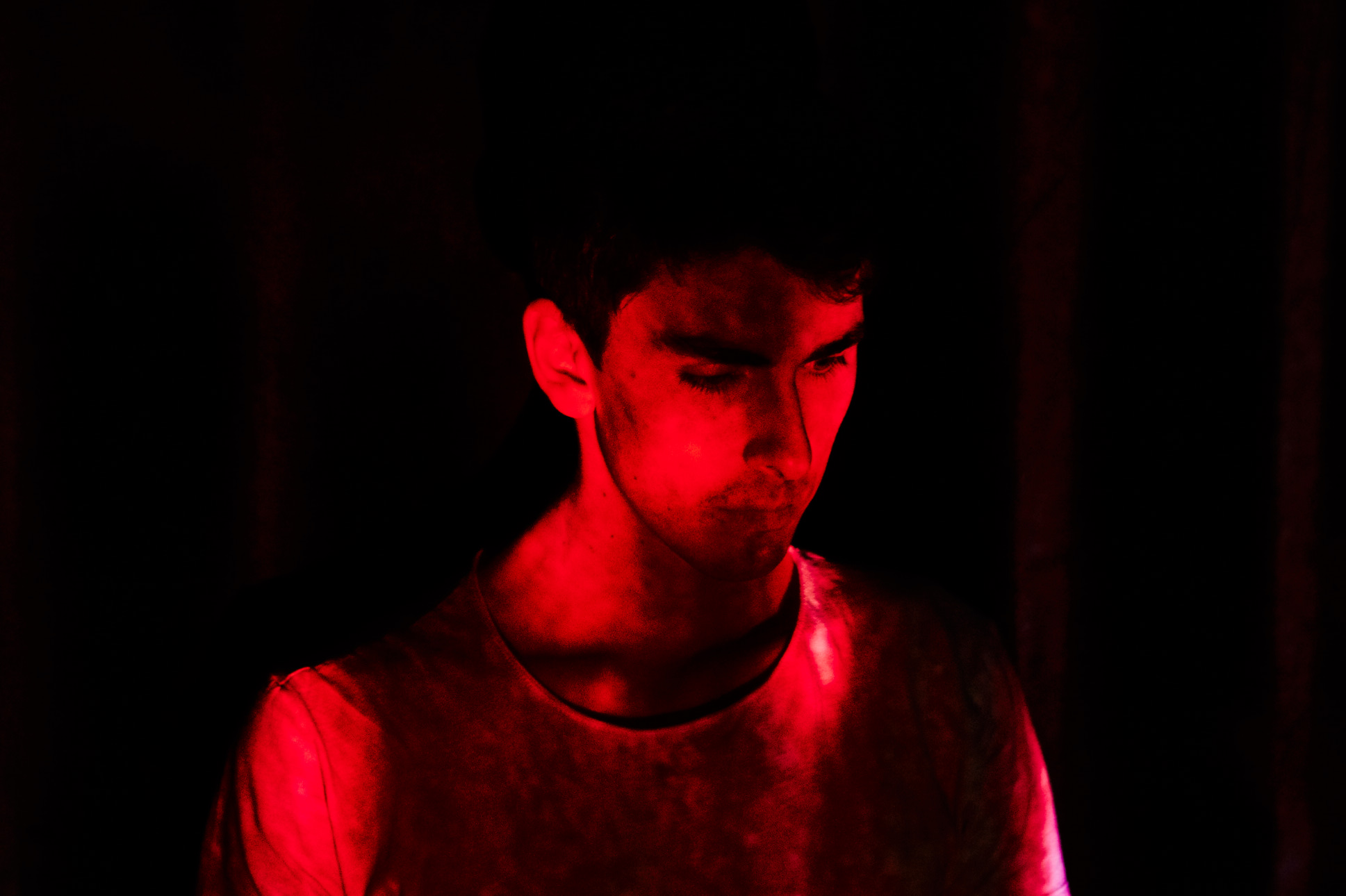 Fhin poursuit la promotion de son premier album avec une live session ...